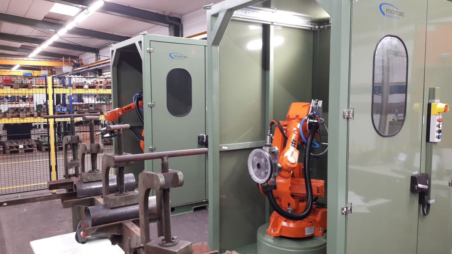 Automatisiertes Entgraten von Rohrenden mit ABB-Robotern, mobile ...