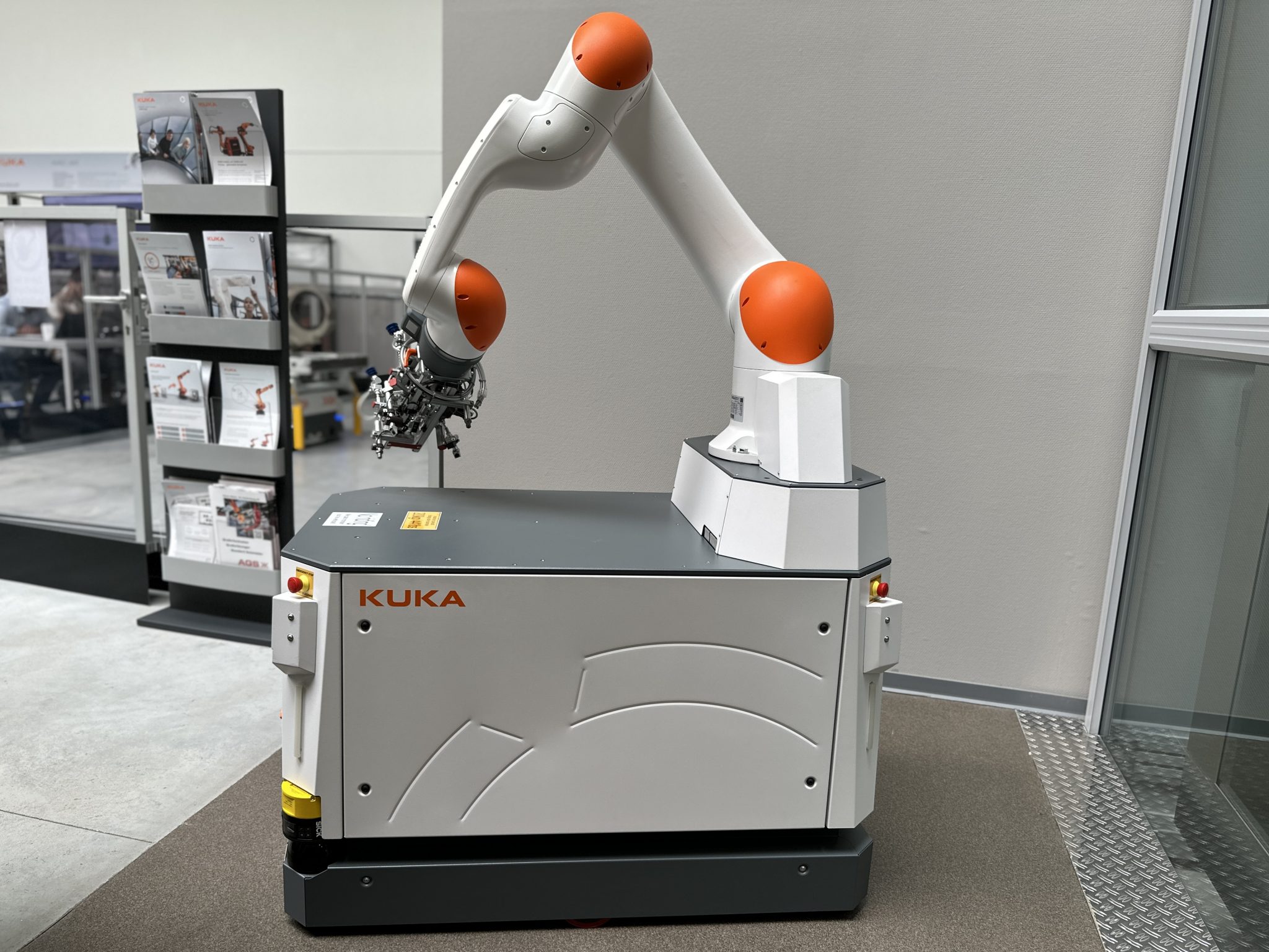 KUKA KMR iisy Cobot - der mobile Roboter für Ihre Produktion • momac ...