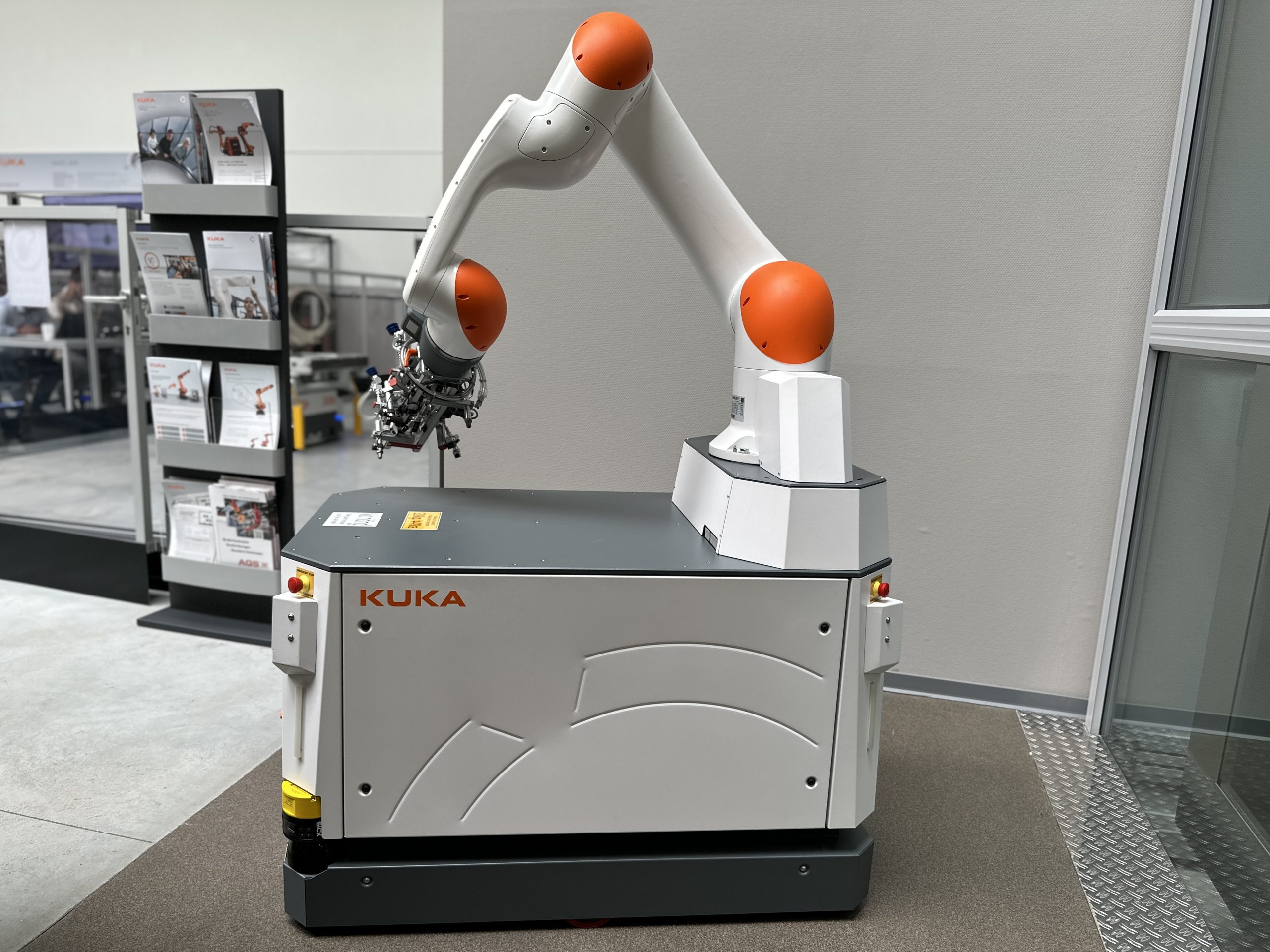KUKA KMR iiwa - autonomer Roboter • momac Robotics